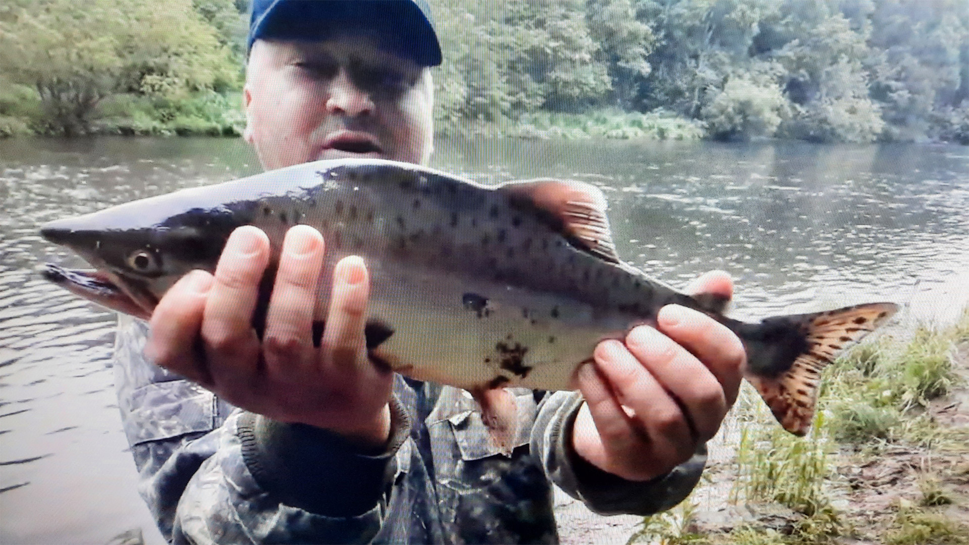 Рыбалка на реке Иска, отдых с блесной на природе.mp4