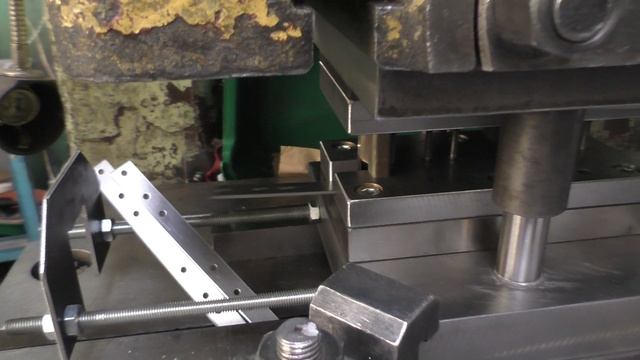 Пробивка шести отверстий и разрезка полосы.