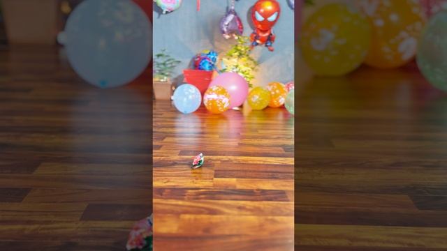 Лопаем эту вишь  #шар #дети #видеодлядетей