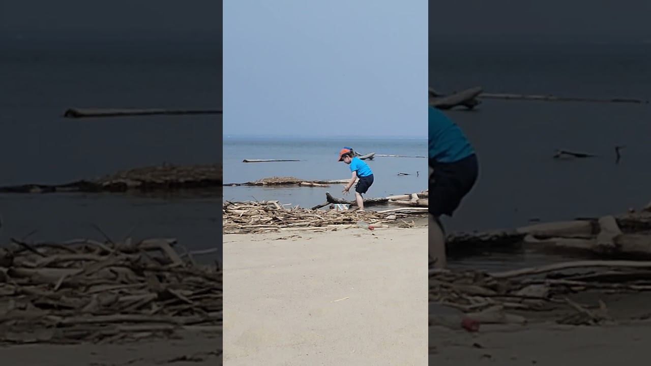 Маленький Лёва. май 2022. На речке.