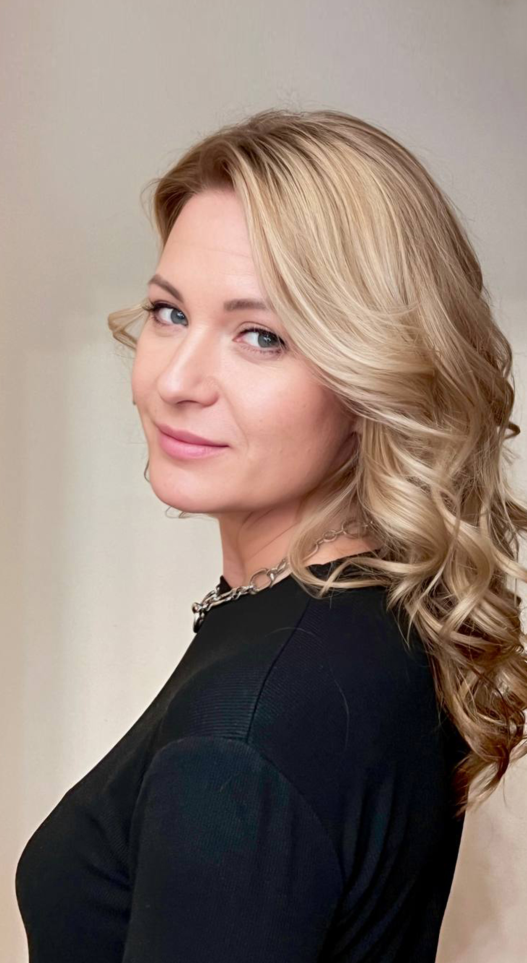 Окрашивание волос, мелирование, блонд. Прически на длинные волосы. Укладка волос блондинки. Angel Co