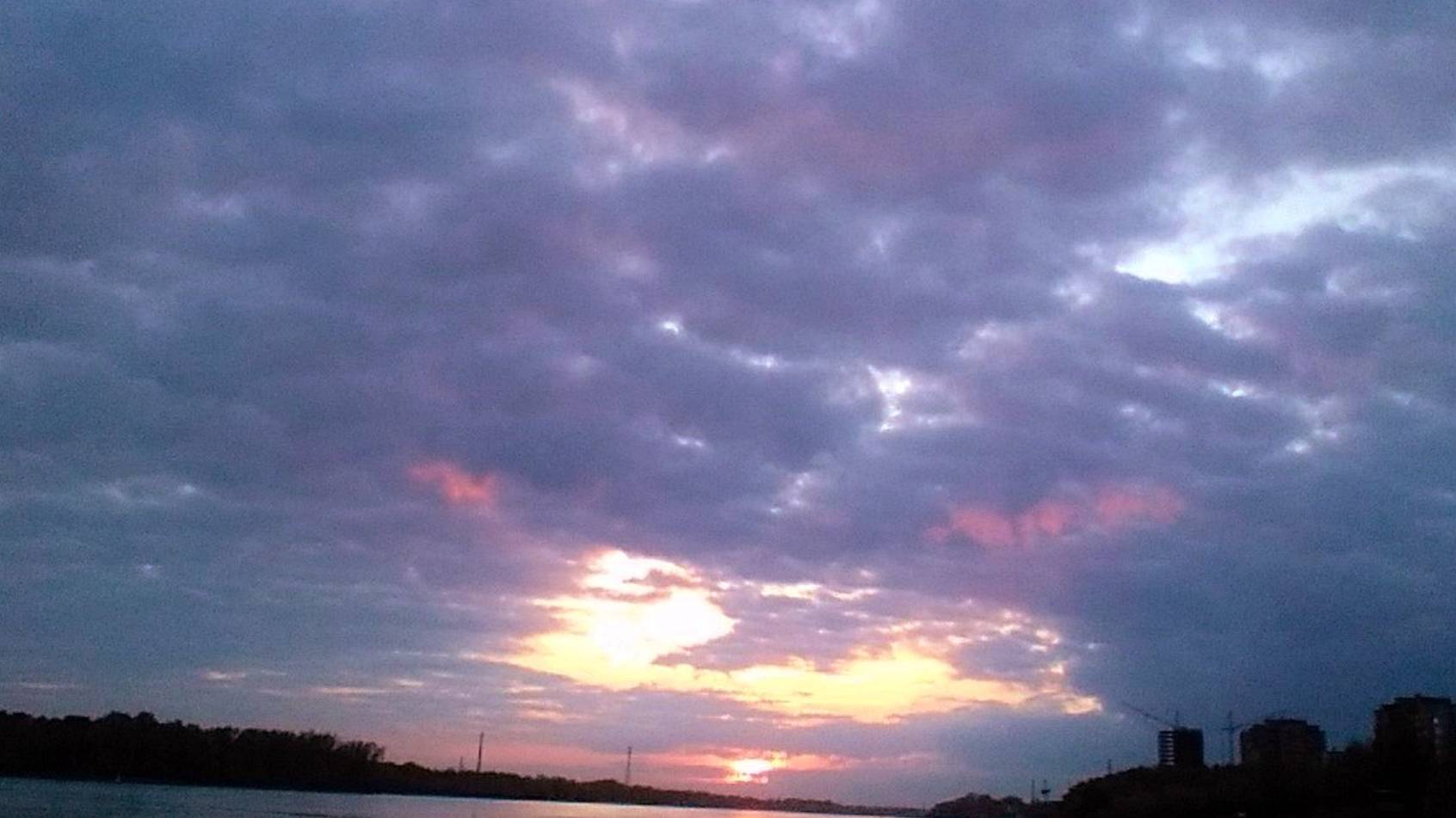 ПЕРЛАМУТРОВЫЙ РОМАНТИЧНЫЙ ЗАКАТ и  БАРЖА ПЛЫВЁТ