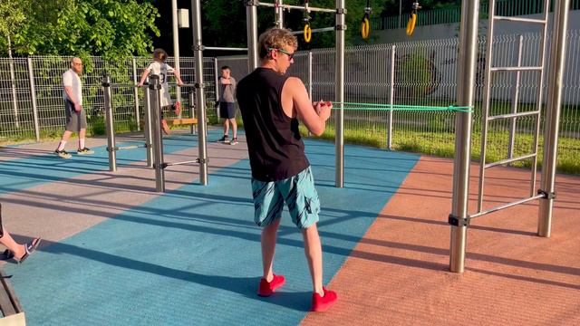 Горизонтальная тяга одной рукой с разворотом стоя - ОФП 11 спина