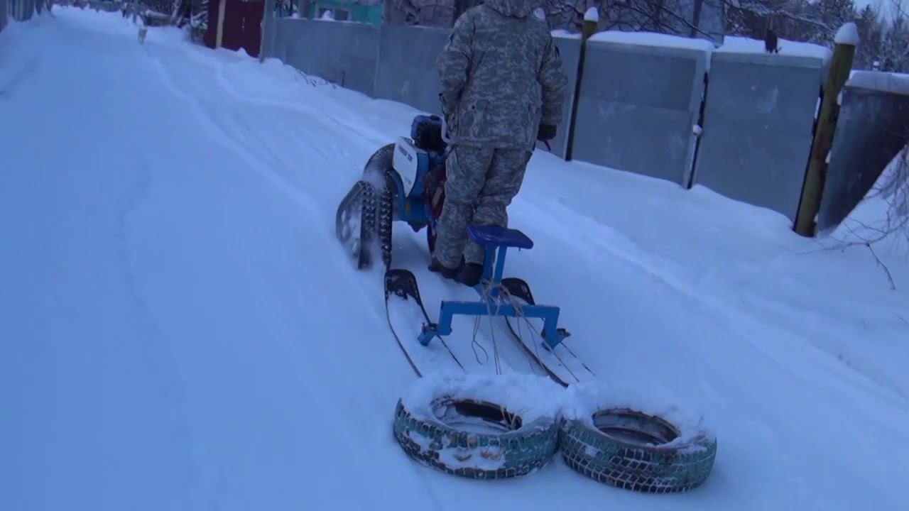 Укатываем снег на дороге.