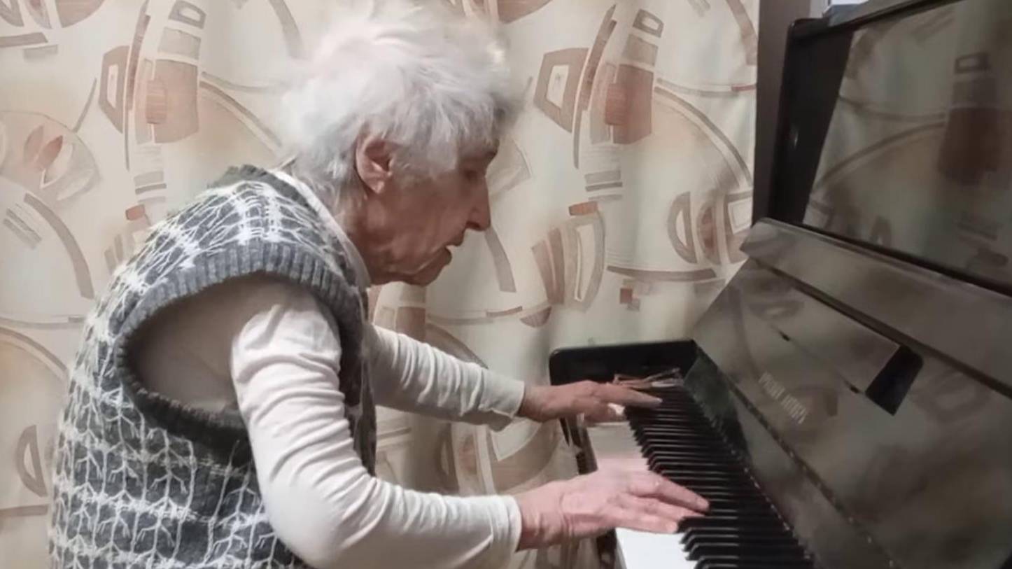 "Фантастический танец" (Шостакович). Играет Дьяченко Марина Петровна (94 года).