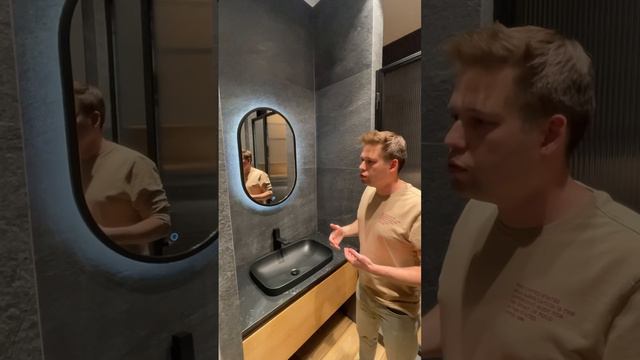 Зеркало с подсветкой в туалетной комнате