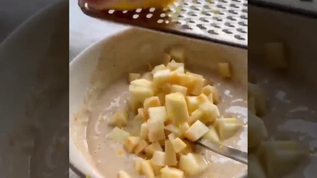 Яблочные оладушки с греческим йогуртом и корицей