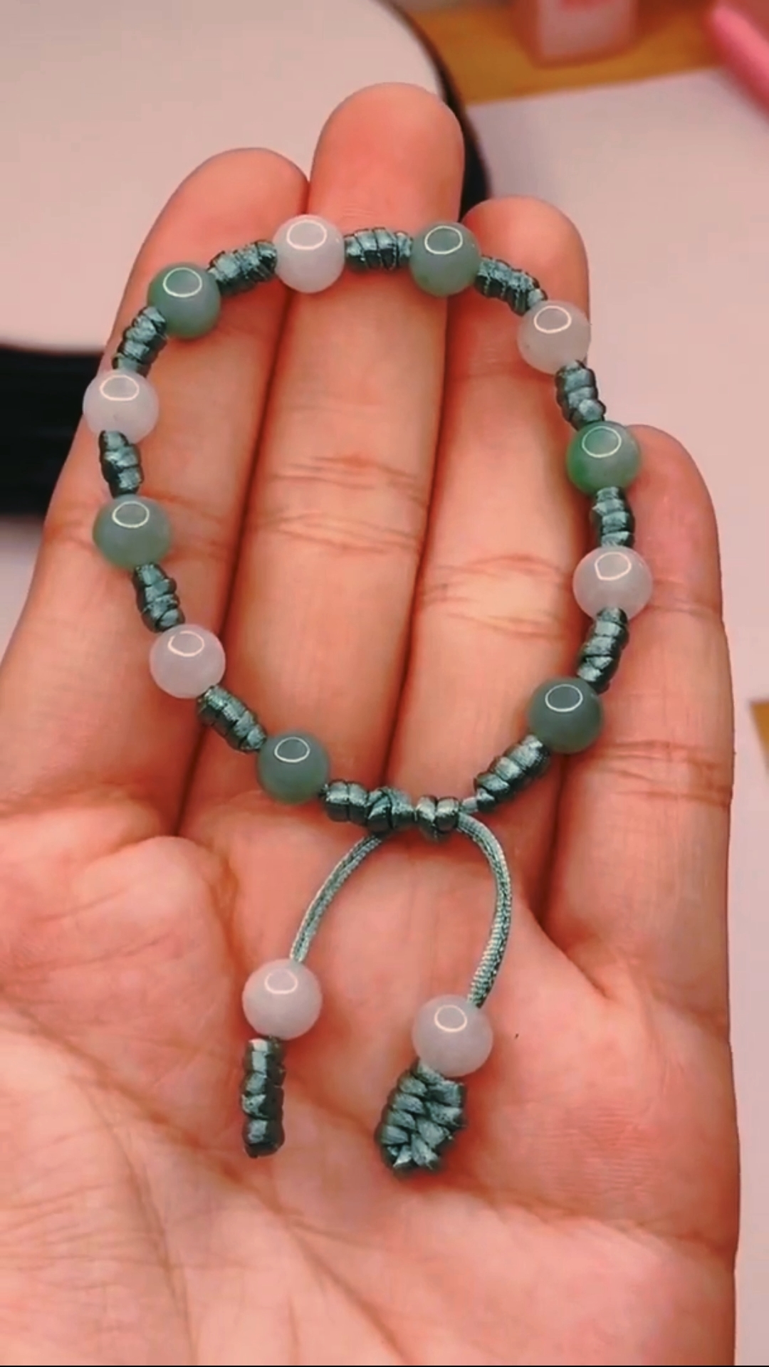 Как сделать из бусинок и ниток очень красивый браслет легко и просто