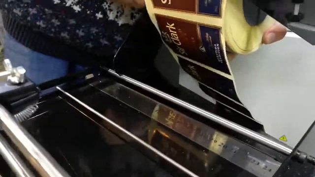 Нанесение этикетки на бутылку виски и не толькоручной этикетировщик самоклеящейся этикетки