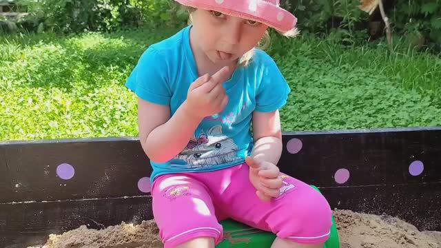 Не ешь песок!!! 🏖️🍒🍭