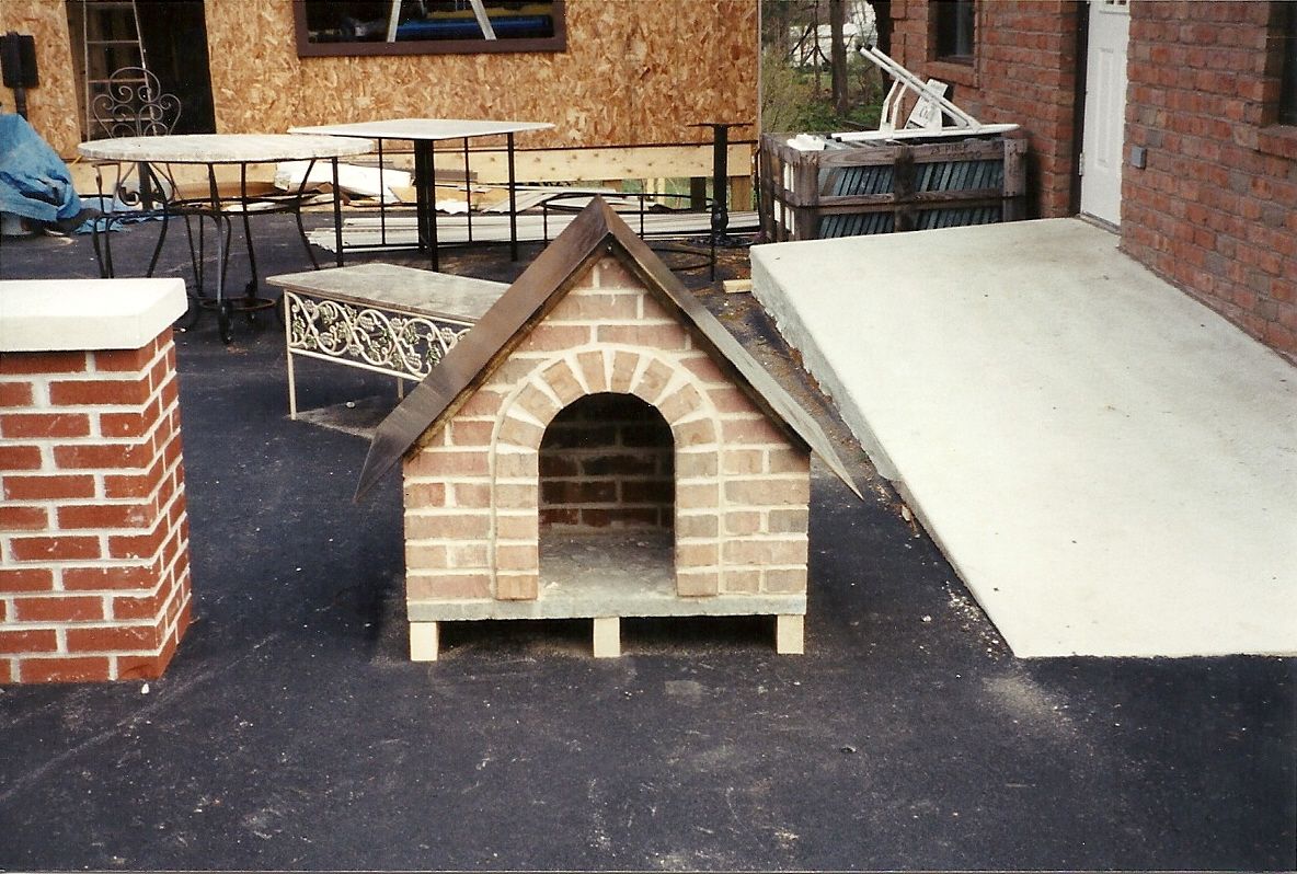 Собачья будка из кирпичей и бетона