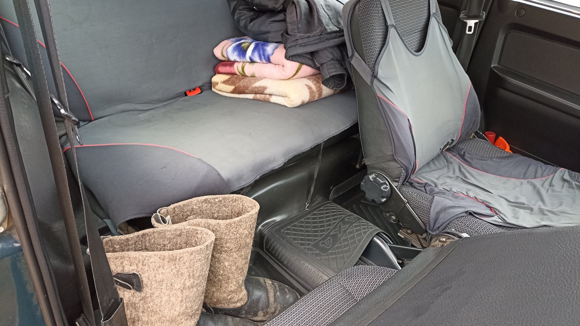 Теплое снаряжение для ночевок во время путешествий на автомобиле