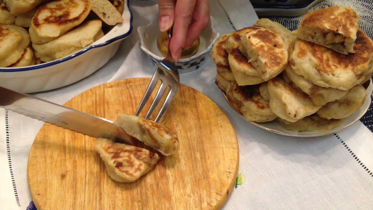 Разрезаешь пышную оладью, а там БАНАН в карамели. Вкусно!