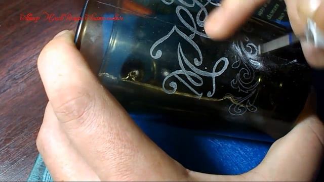 Ручная гравировка инициалов с узорами на чашке.