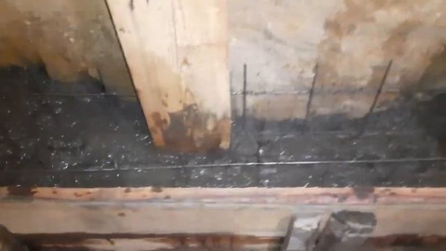 Укрепляю стену в подполье. Осыпается стена в подполье.