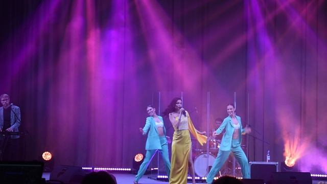 Марина Бриз - Хочу твою фамилию. Концерт в Омске. 30.10.22.MOV