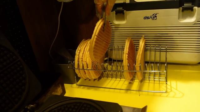 Вафли из макарон со взбитыми сливками в мультяшном стиле!  корейская уличная еда