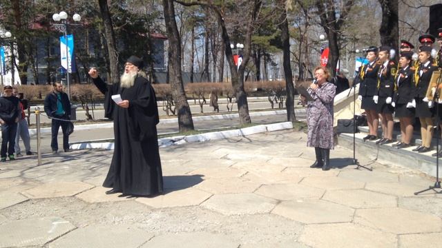 Песня в исполнеии кадетского хора под руководством священнослужителя