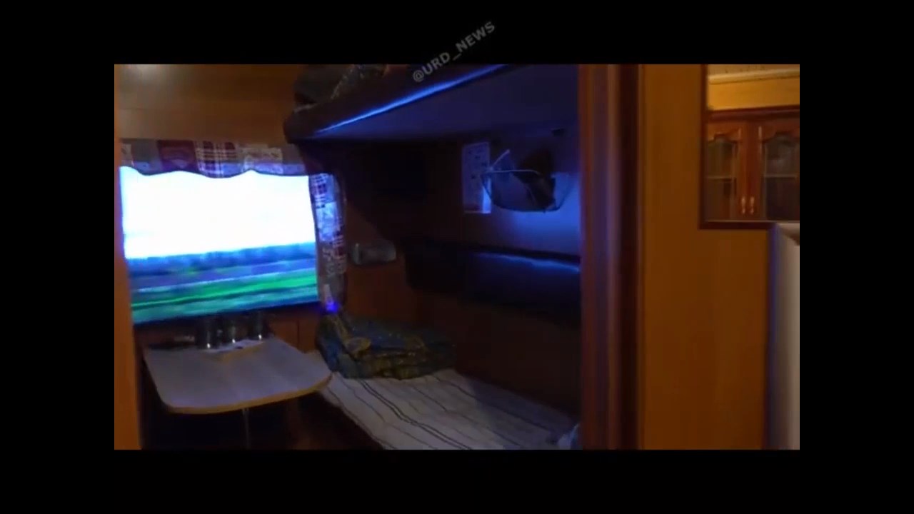 Купе поезда в доме или проводник чаю