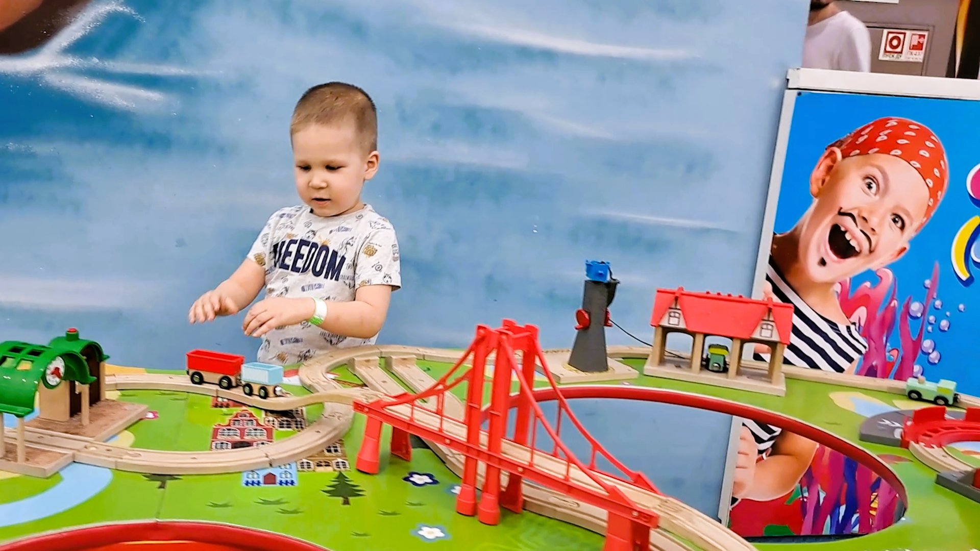 Железная дорога брио играем с паравозом катаемся с горки