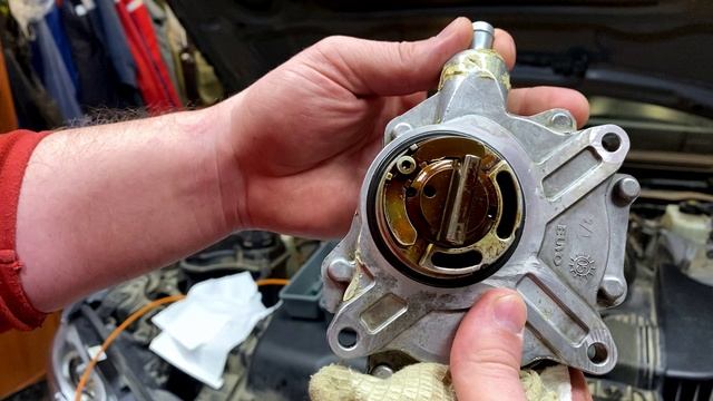BMW E87 двигатель N46 - диагностика и замена вакуумного насоса (актуально для серии BMW - 1,3,5,x1).
