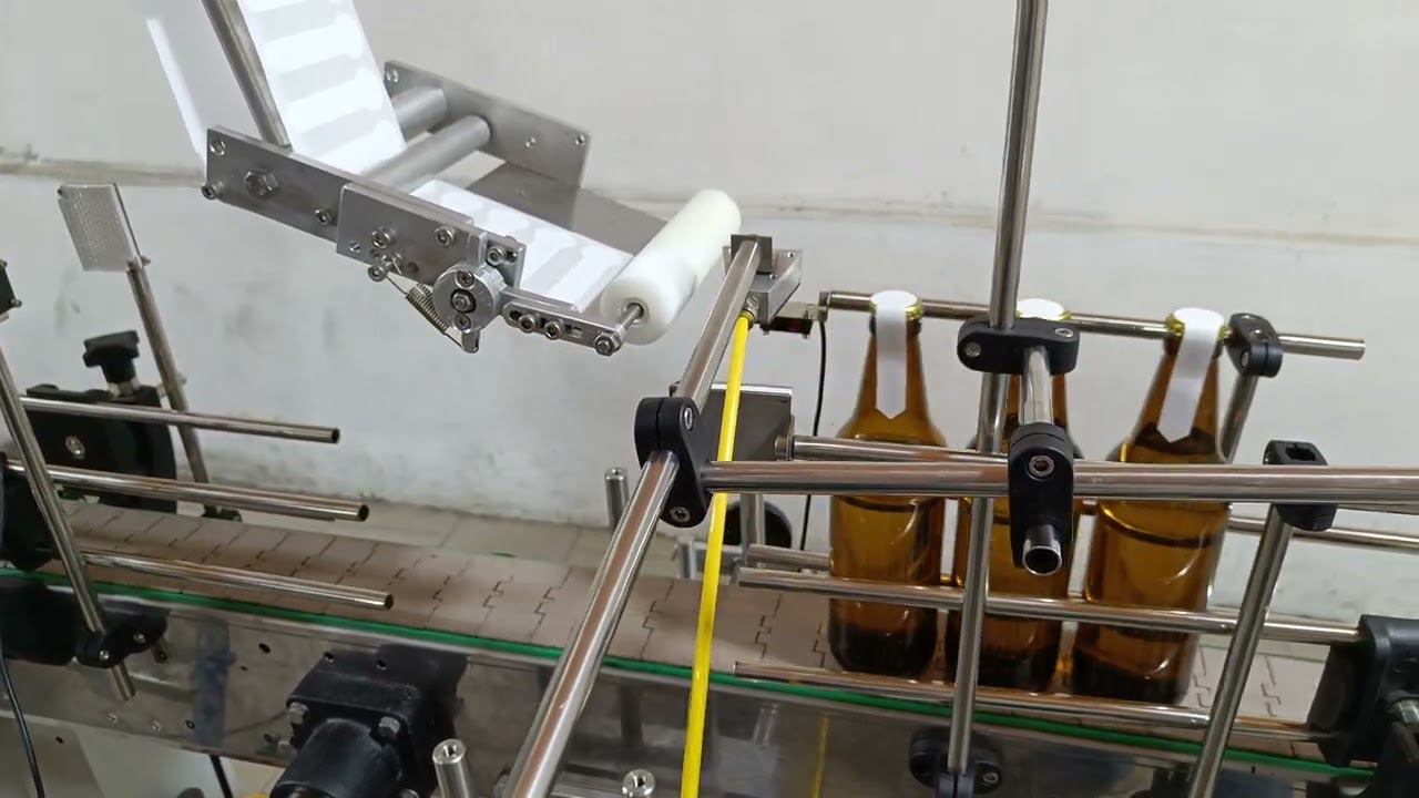 Нанесение Г образной этикетки на бутылку - EtiKon.ru