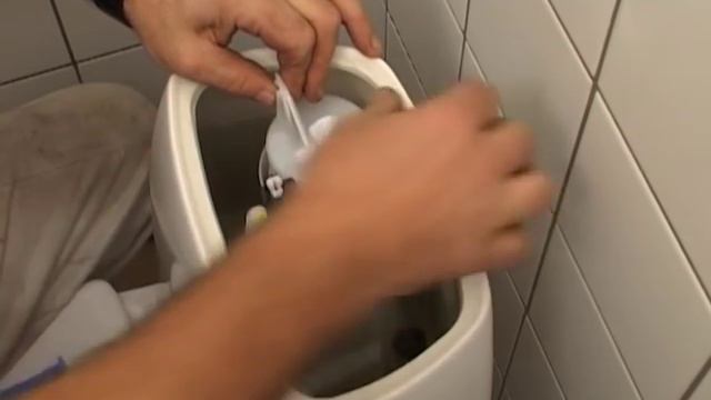 Чиним сливной бачок