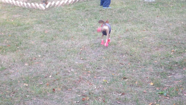 Кнопке первый раз одели ботинки