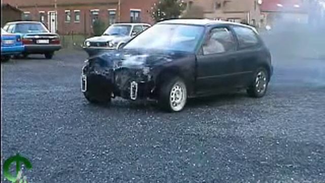 Знаменитый в сети ролик о Honda Civic, которому вместо масла заливали воду.