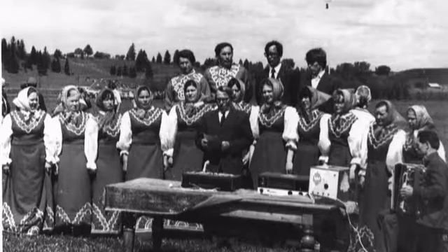 Играет на баяне Ядров Иван Григорьевич, фото из архива Ядрова И. Г..mp4