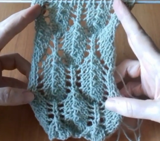 Ажурный узор спицами.