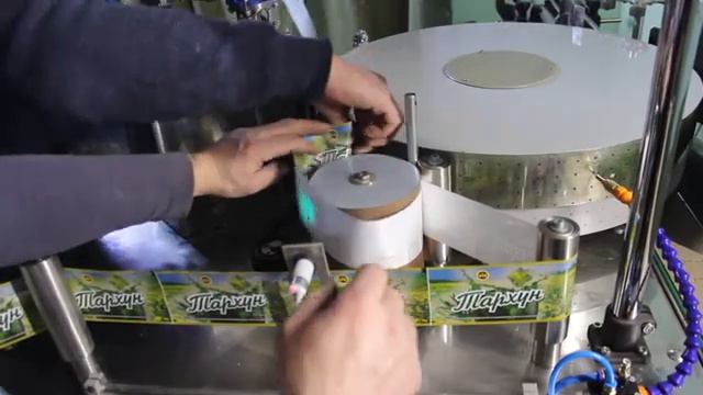 52/Тестовый запуск этикетировочного автомата ЭМ62Для нанесения полипропиленовых этикеток на ПЭТ