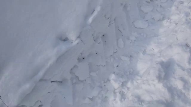 БРОНИРОВАНЫЙ ИДЕТ ПО КОЛЕЕ