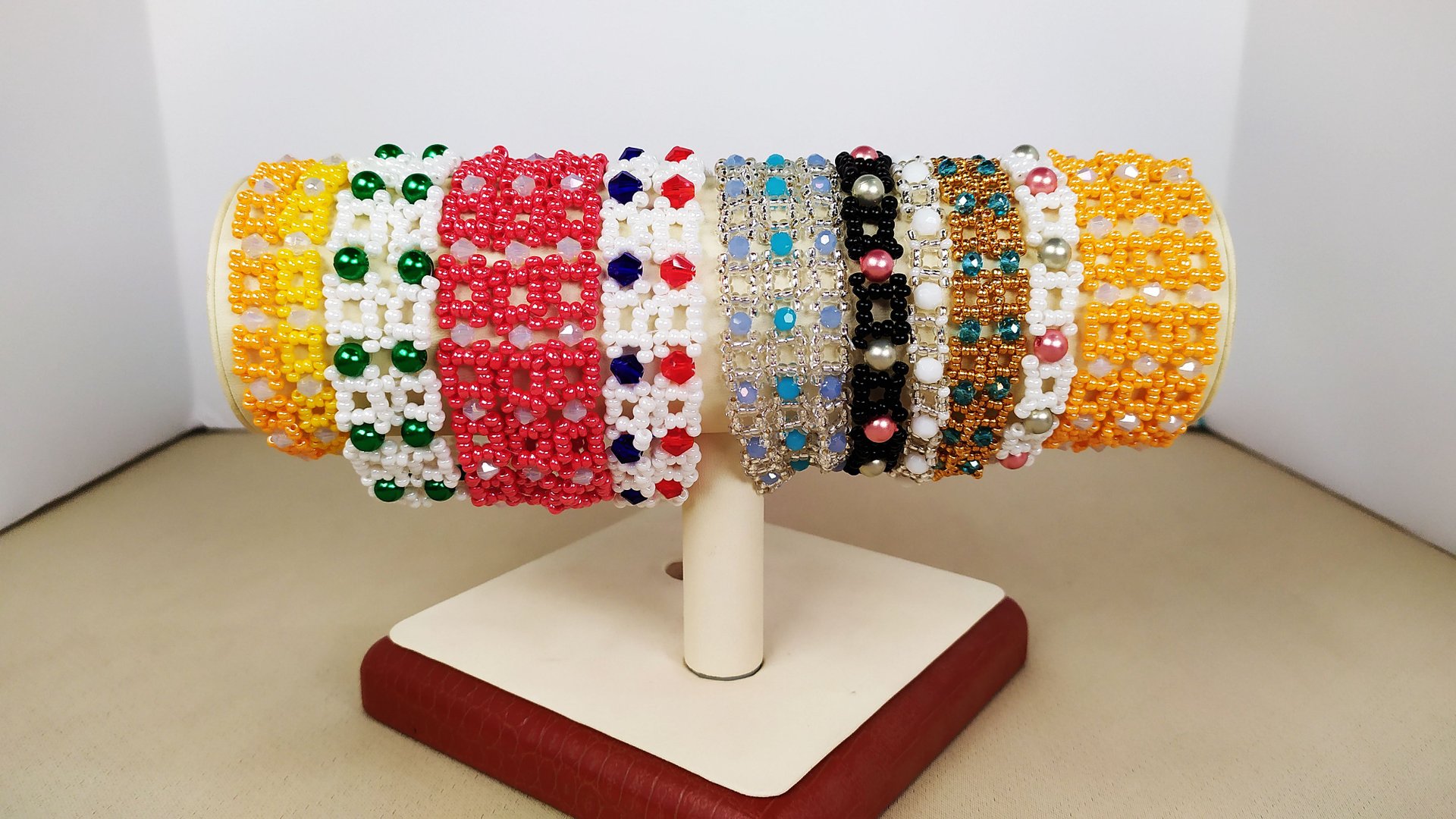 Украшения из бисера. Работы из бисера. 1 часть. Браслет из бисера. 3 варианта .