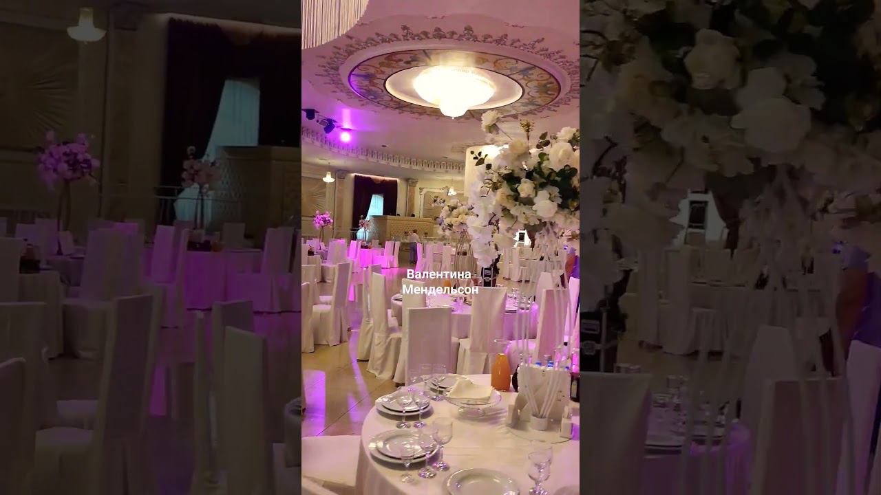 Свадебные стойки с цветами.