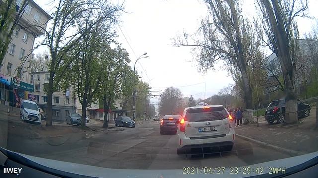 Сегодня утром возле Жуваера сразу два индивида очень торопятся.