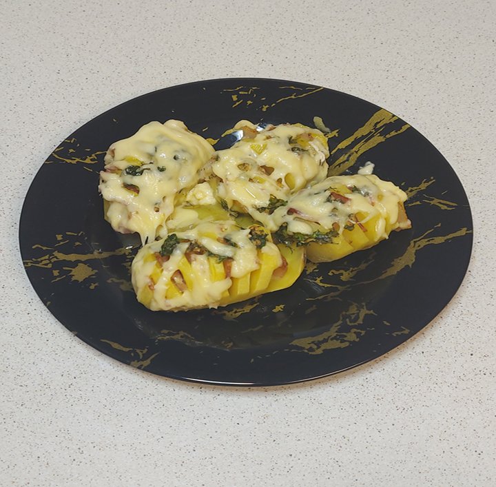 Запеченный картофель с беконом в духовке.