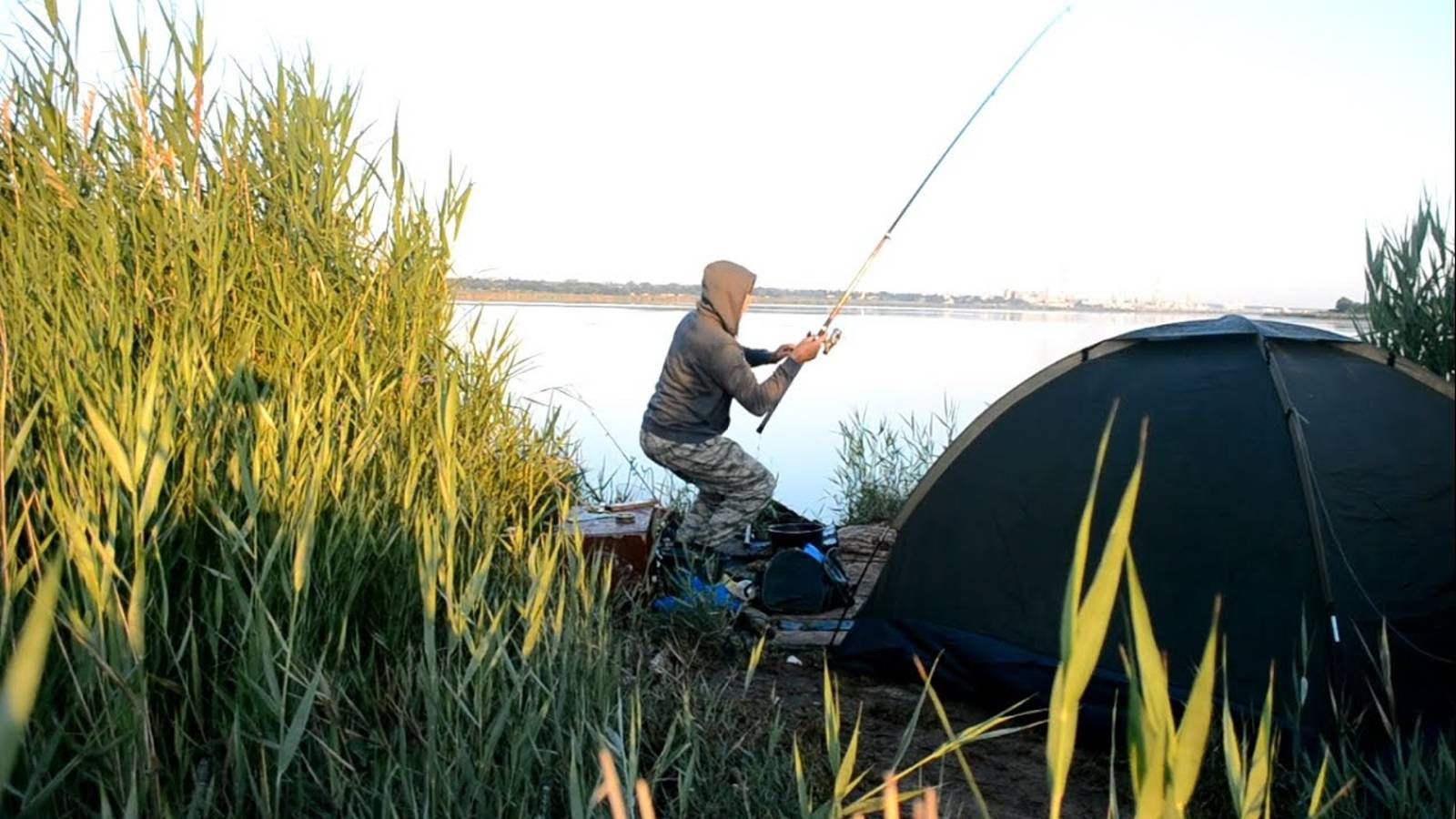 РЫБАЛКА С НОЧЁВКОЙ. НАЛОВИЛ КАРАСЕЙ НА ФИДЕР. В ожидании ЛЕЩА.
