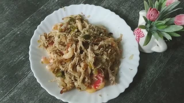 Беру отварную куриную грудку и много лука, и быстро готовлю вкуснейшее дополнение к любому гарниру