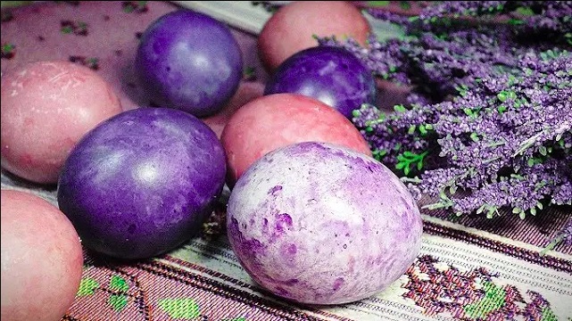 Как покрасить яйца с помощью каркаде.