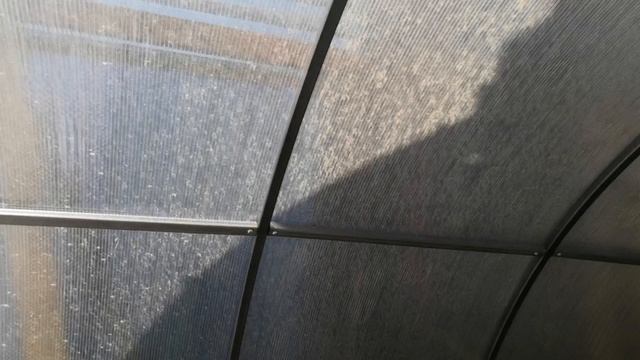 Теплица окрашенная Челны стандарт. Труба 20х20 мм, шаг между дугами 67 см.