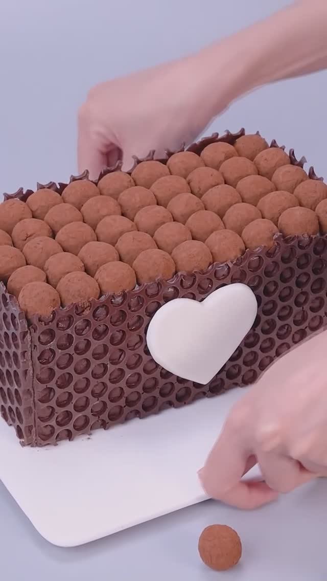 Торт с шоколадными шариками без выпечки