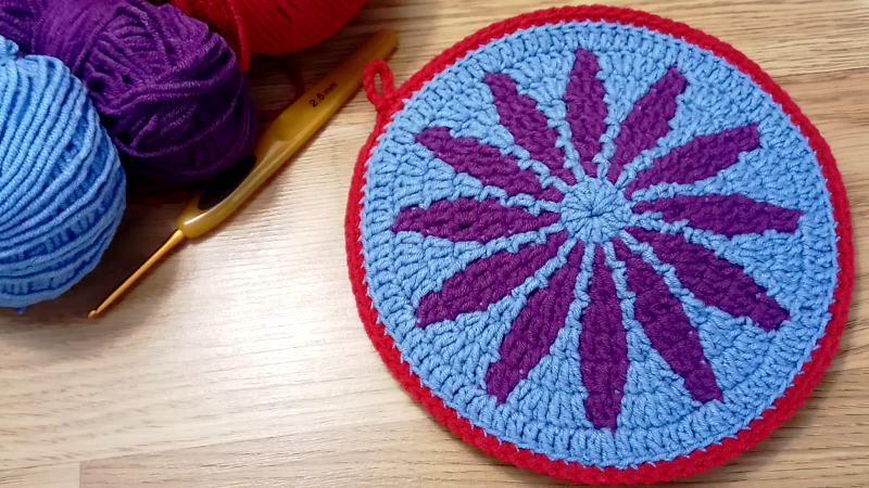 ПРИХВАТКА крючком. Вяжем круглую прихватку цветочным жаккардовым узором