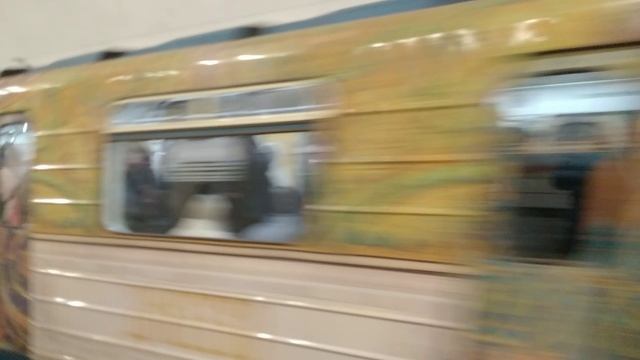 Отправление поезда в "Загляните на выходные в..."  Петербургском метрополитене.