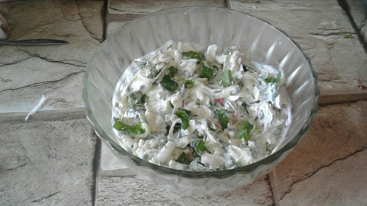 Салат Весенний из редиса, огурцов, яиц со сметаной.