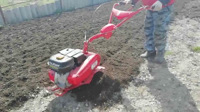 Пахота фрезами огорода при помощи мотоблока