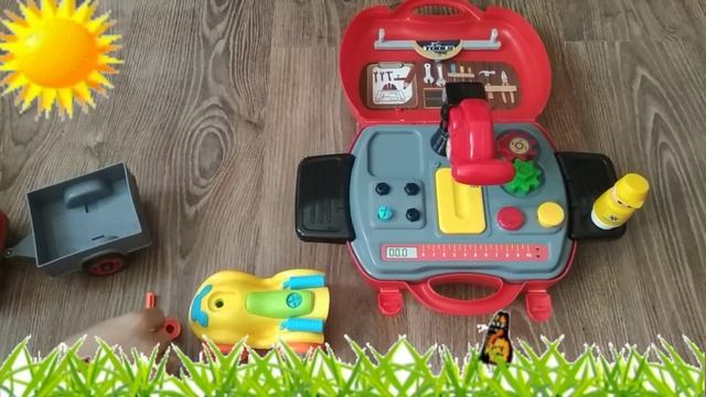 Красный внедорожник с прицепом помогает квадроциклу, у которого отвалился руль. Непоседа..mp4