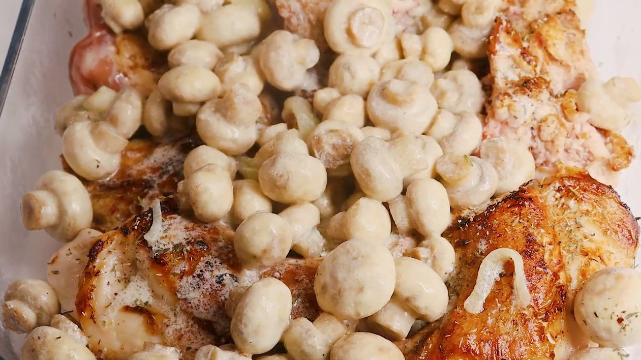 Сочный и ароматный кролик в сметанном соусе с грибами - очень вкусный и нежный.