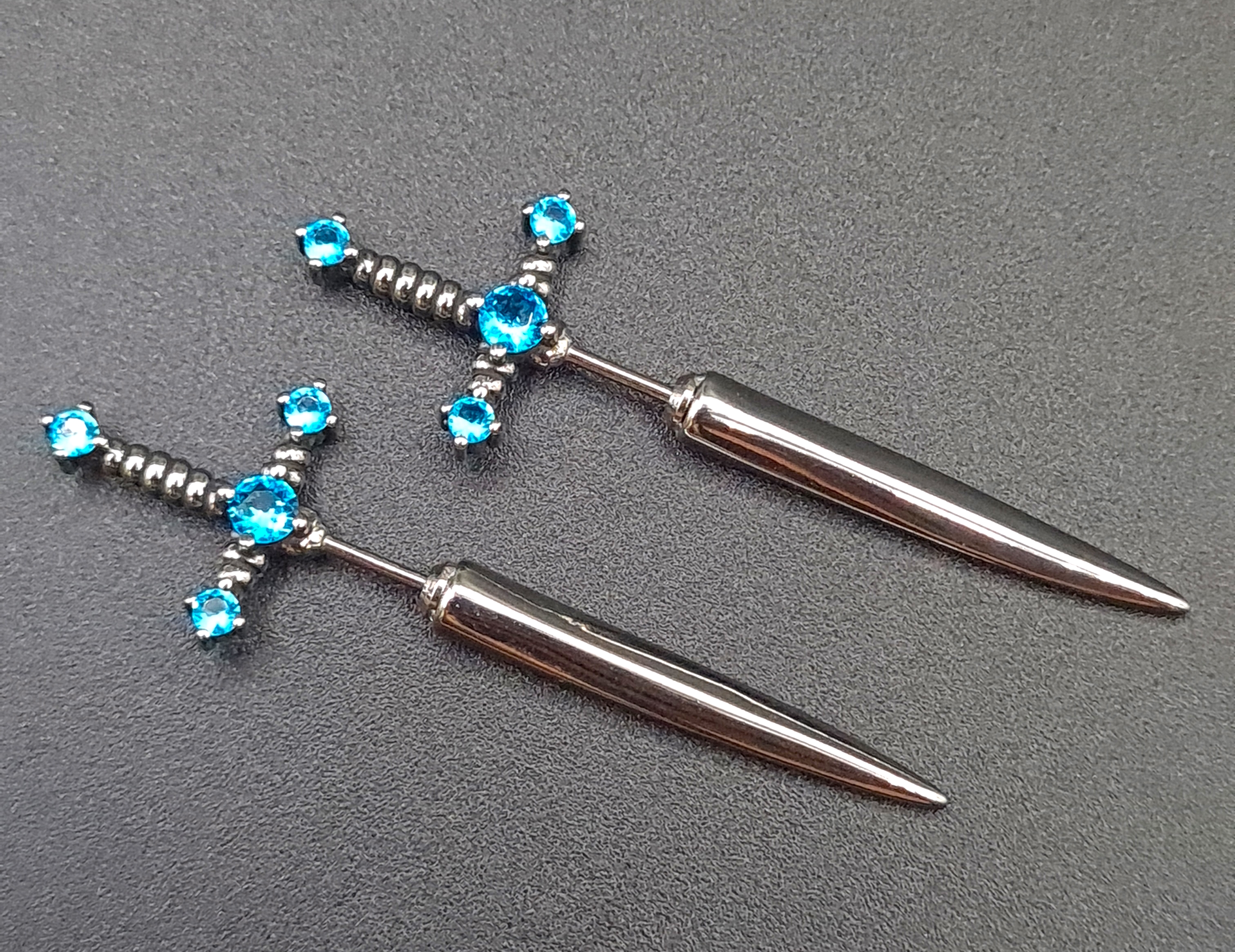 Трендовая моносерьга для девушек и мужчин "Серебряный кинжал с сияющими фианитами на рукоятке"