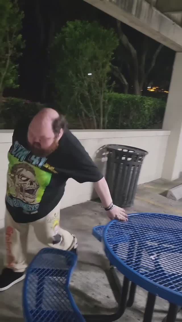 Краб опять покоряет каменные джунгли🦀